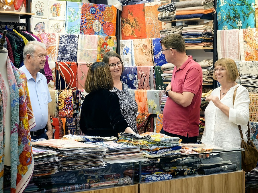 Où les visiteurs se font confectionner des vêtements : à l'intérieur du ...